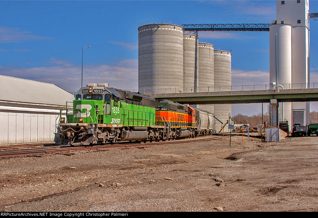 BNSF 1835 and BNSF 1664